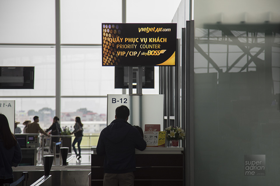 Vietjet Check In Counter In Hanoi Airport For VIP CIP and skyBOSS customers | SUPERADRIANME.com