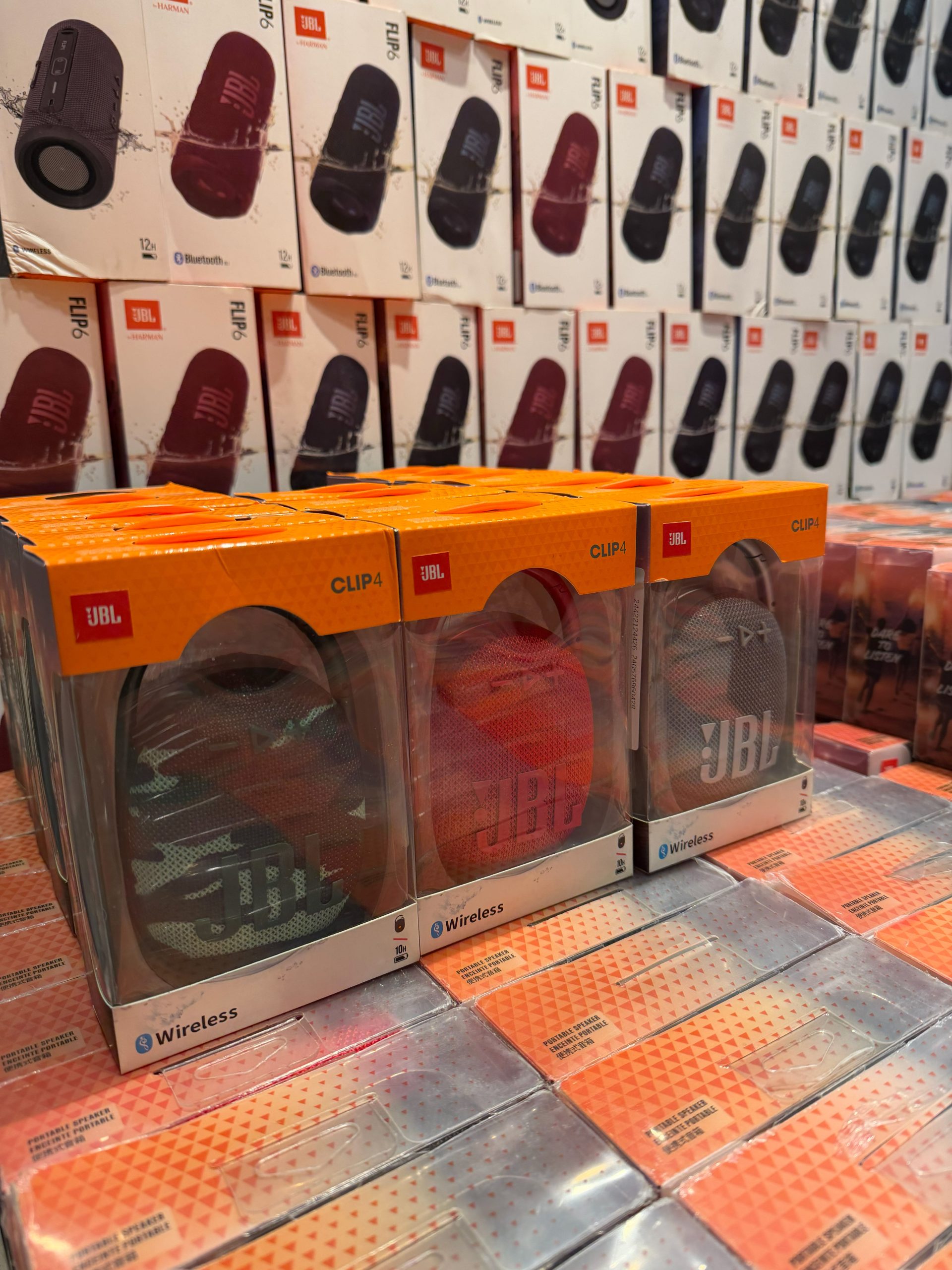 Close-up of counterfeit JBL Flip 6 JBL Clip 4 speakers | SUPERADRIANME.com